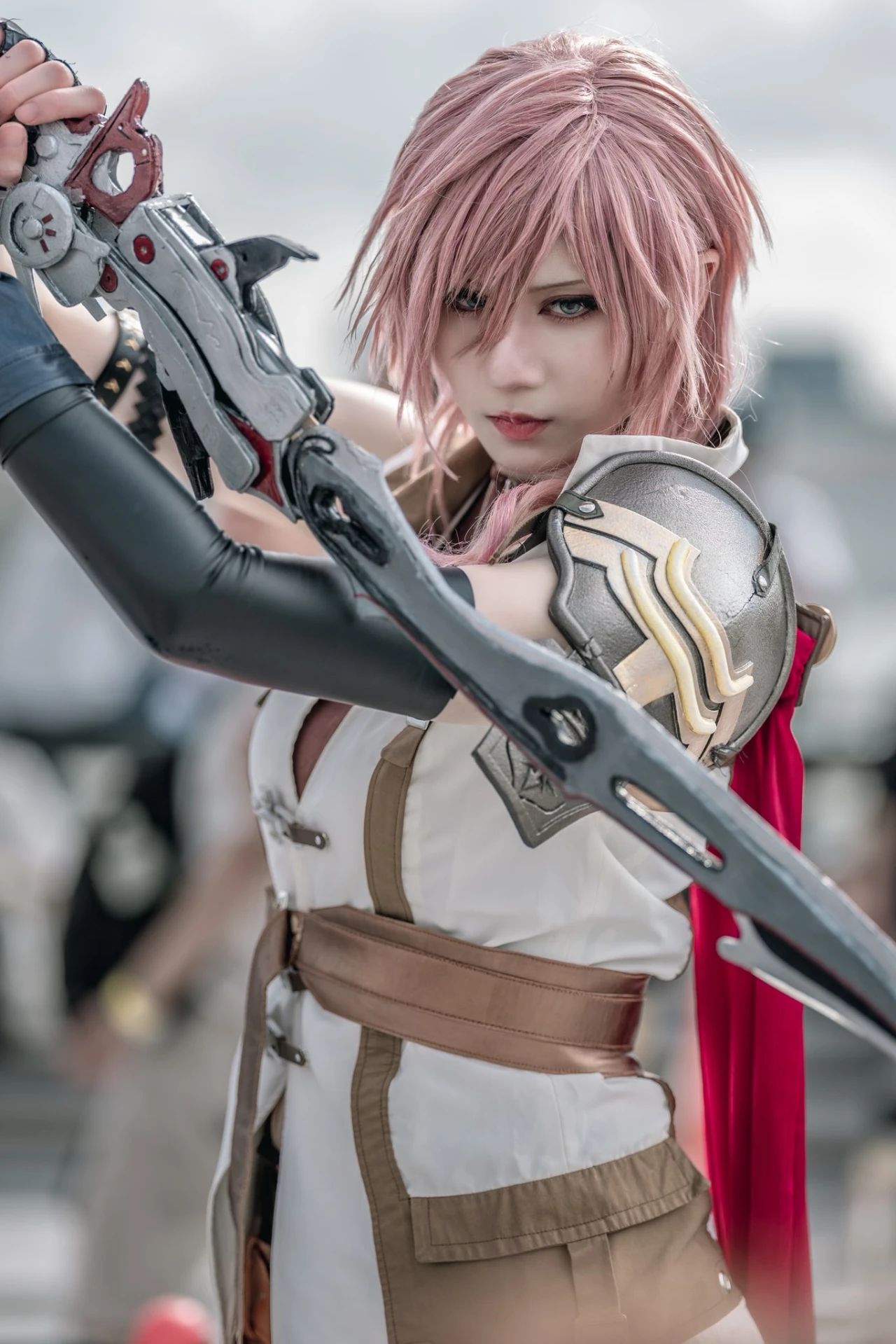 C106本子作者承诺女主永不脱丝袜！还找美少女Coser摆摊帮卖本~-多特游戏