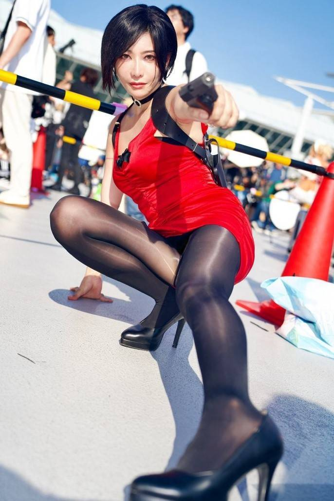 C106本子作者承诺女主永不脱丝袜！还找美少女Coser摆摊帮卖本~-多特游戏