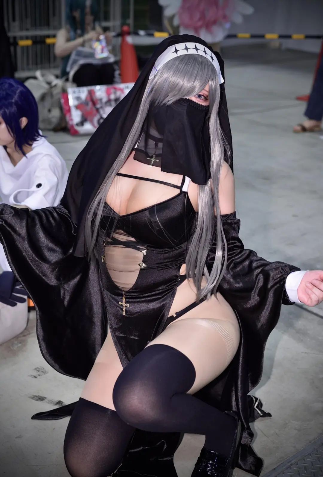 C106本子作者承诺女主永不脱丝袜！还找美少女Coser摆摊帮卖本~-多特游戏