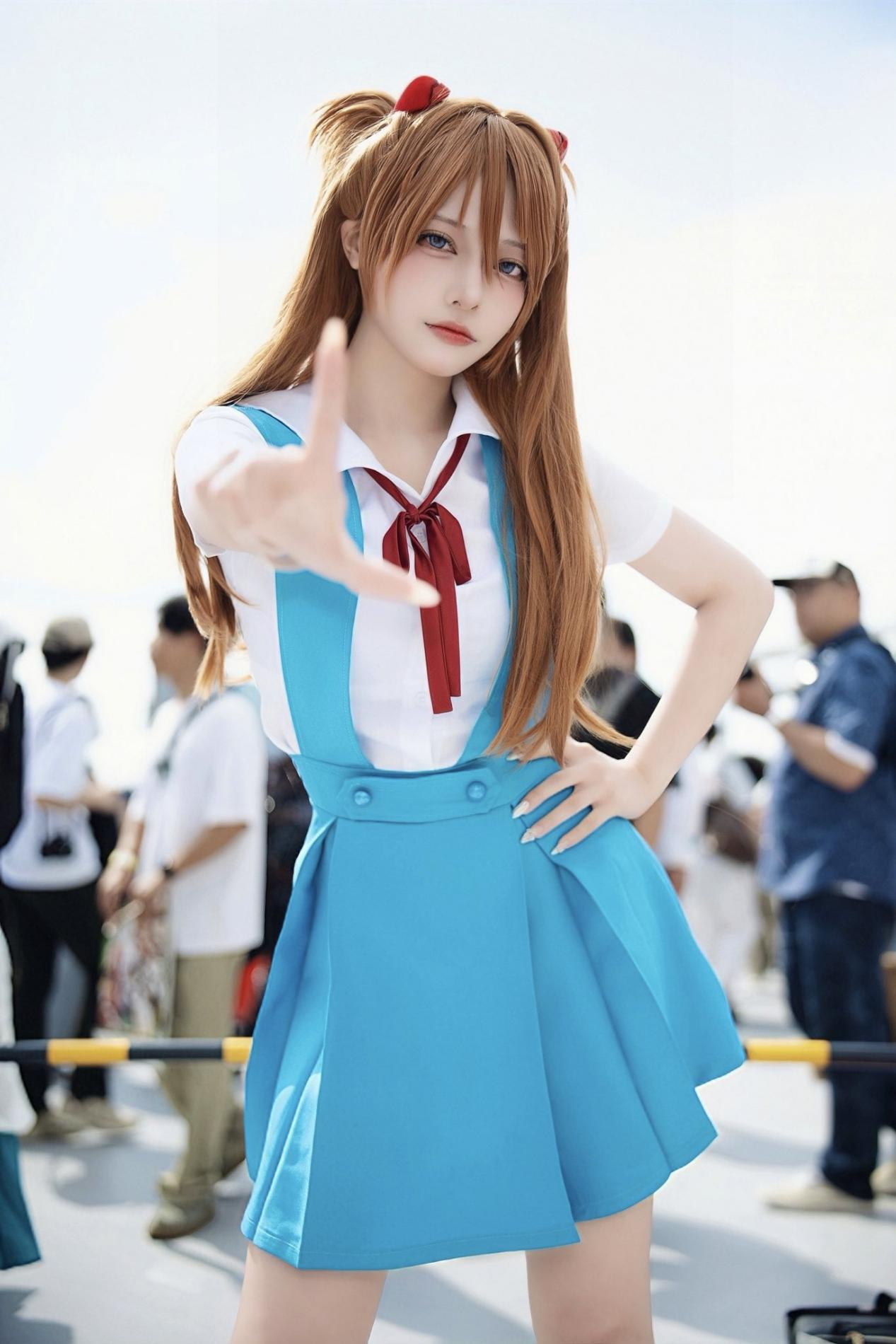 C106本子作者承诺女主永不脱丝袜！还找美少女Coser摆摊帮卖本~-多特游戏